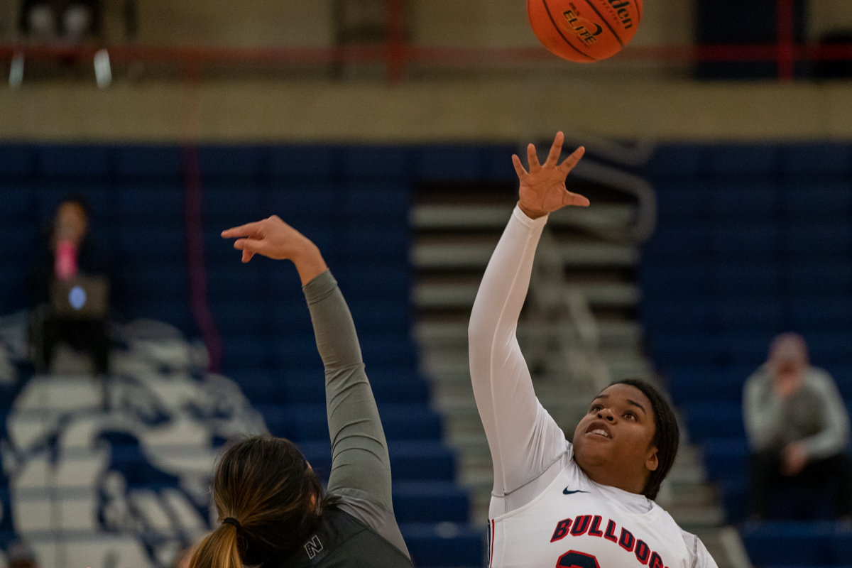 Luckett Powers Women to Win at Olympic :: Athletics Department