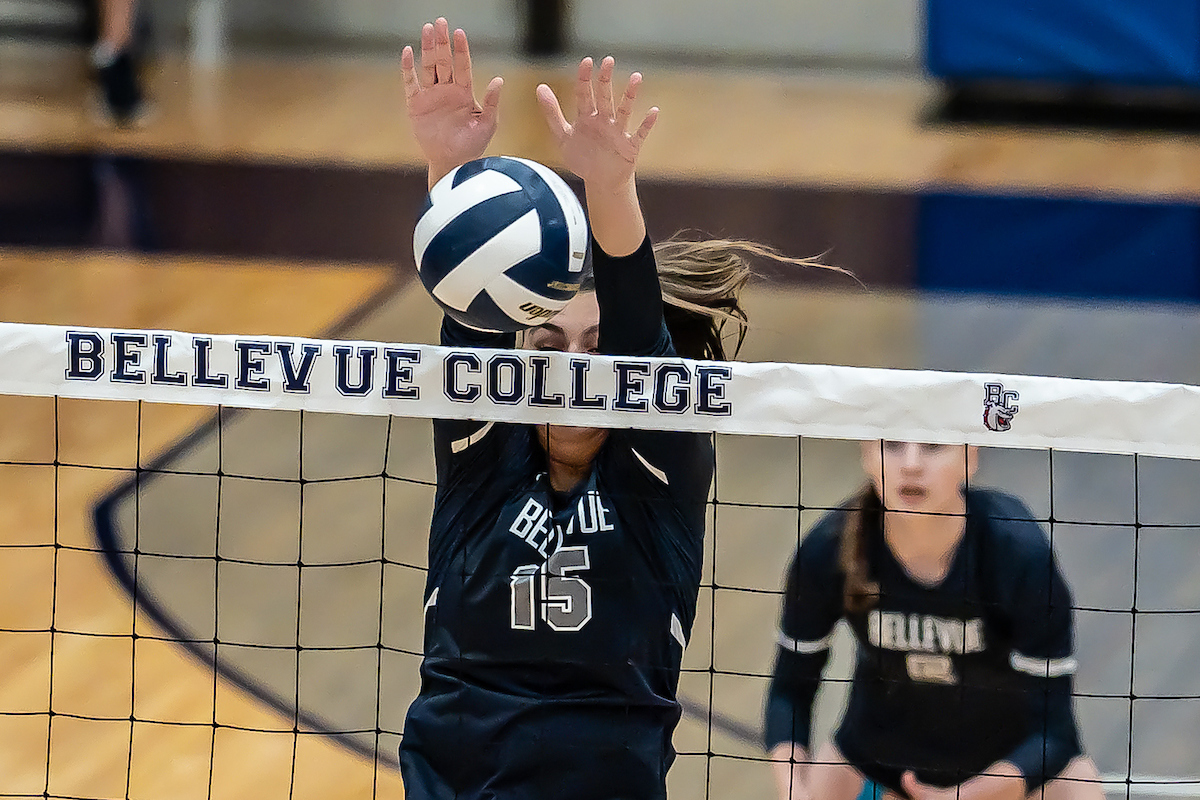 Volleyball Sweeps Everett :: Athletics Department